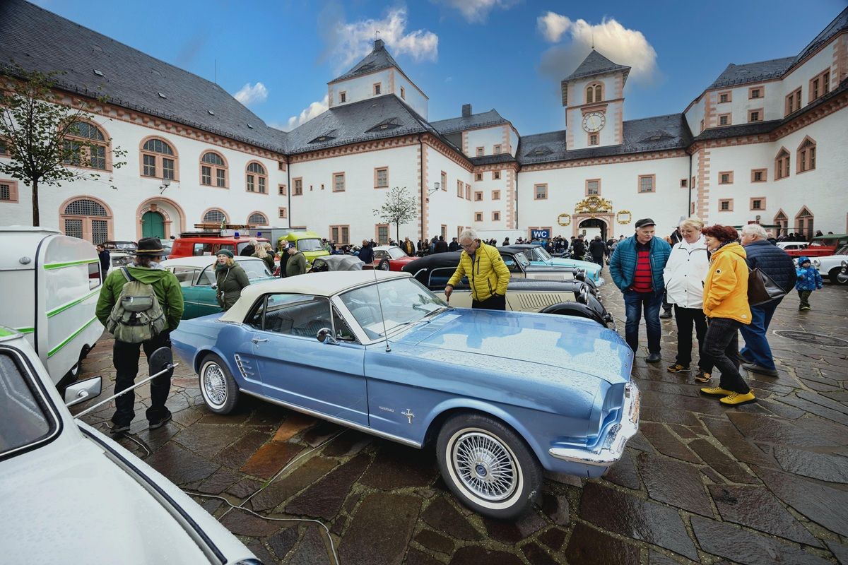 Schloss Augustusburg lädt zum 34. Oldtimer-Herbsttreffen mit Mobilitätsgeschichte auf vier Rädern